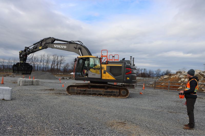 Volvos fjärrstyrda grävmaskiner levererar säkerhet och mångsidighet ...